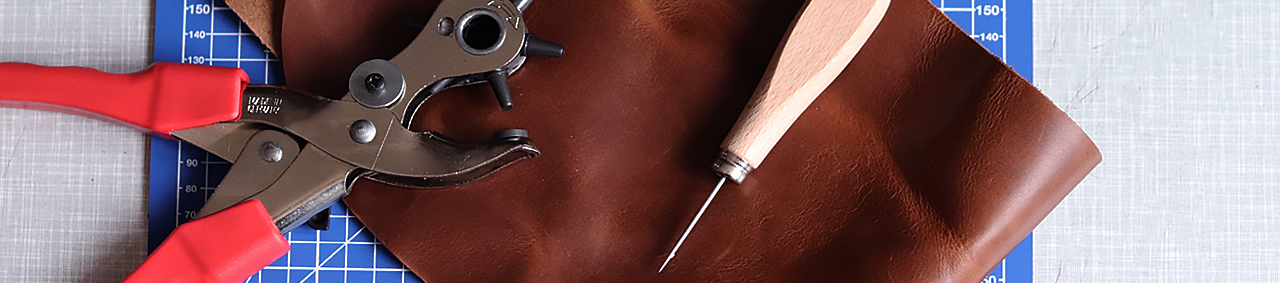 Outils pour le travail du cuir : pince revolver, alène, tapis de coupe