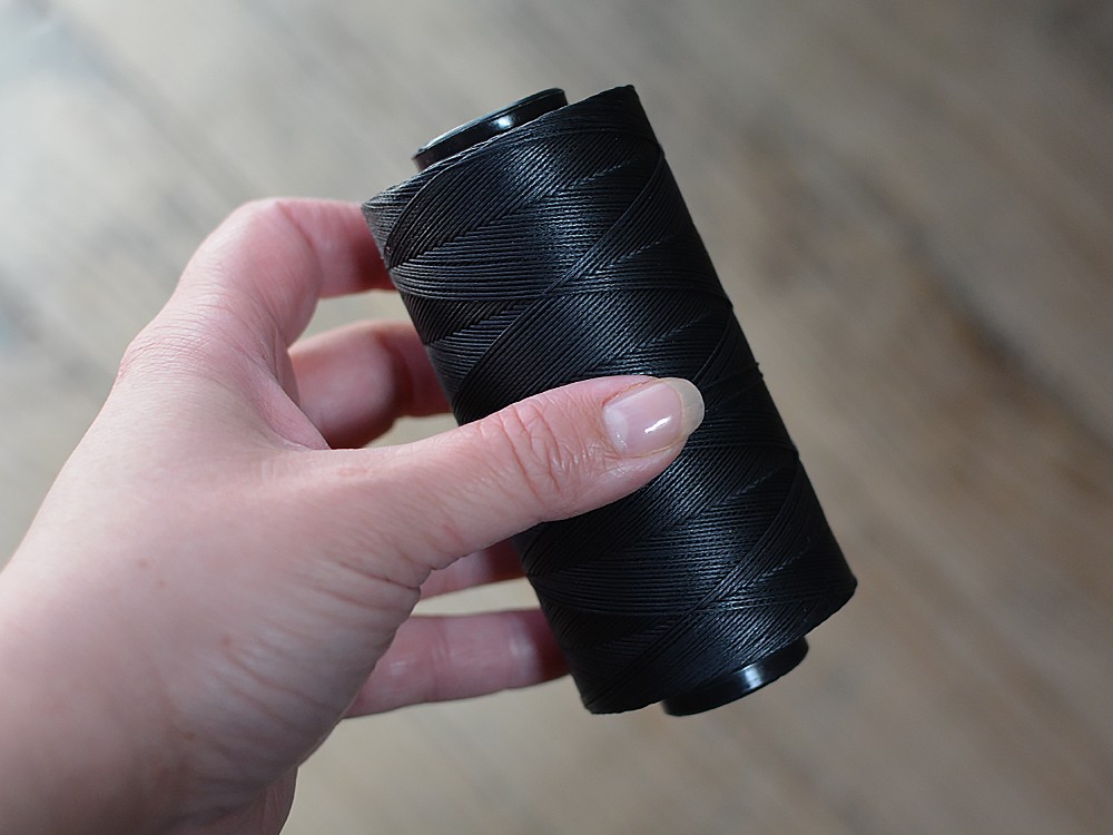 Bobine de fil poissé - 0.6 mm x 500 mètres - Noir - Cuir en Stock
