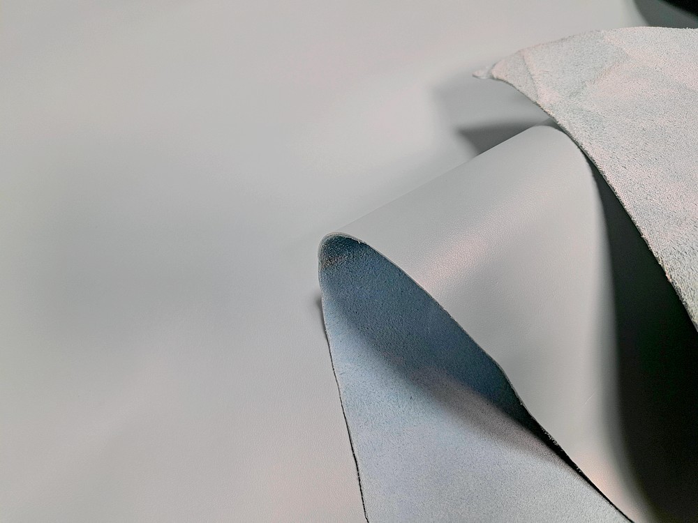 Bande de cuir de vache lisse - Bleu ciel - Cuir en Stock