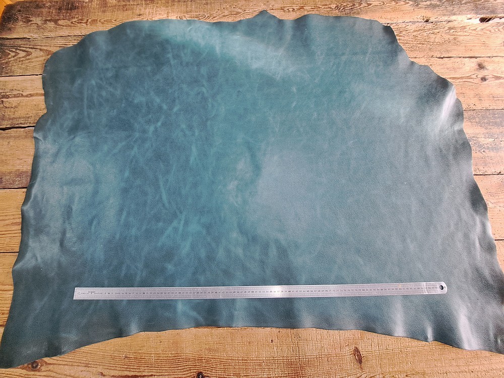 Collet de vache tannage végétal grain caviar vert - Cuir en Stock