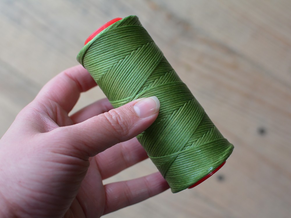 Bobine de fil polyester tressé poissé Vert clair x150m - Cuir en Stock