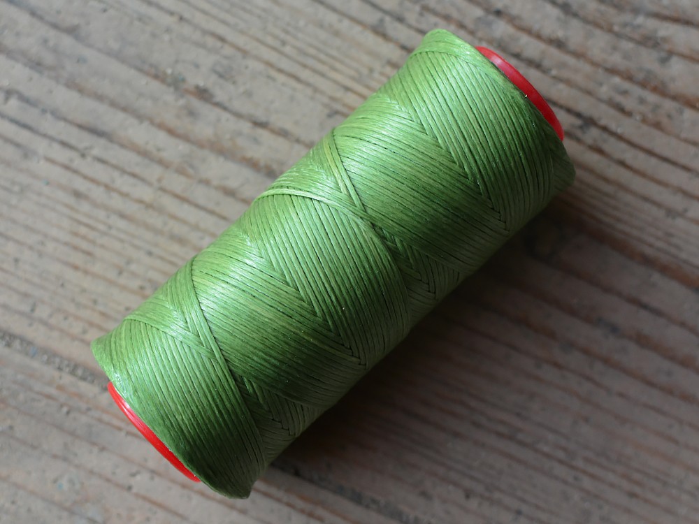 Bobine de fil polyester tressé poissé Vert clair x150m - Cuir en Stock